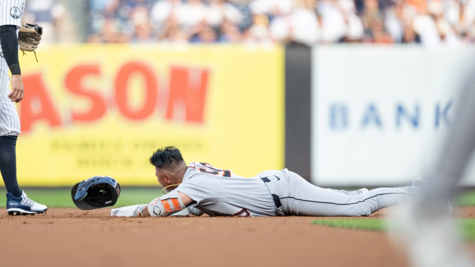 Hao-Yu Lee remains in the game after awkward slide | 06/29/2026 | MLB.com
