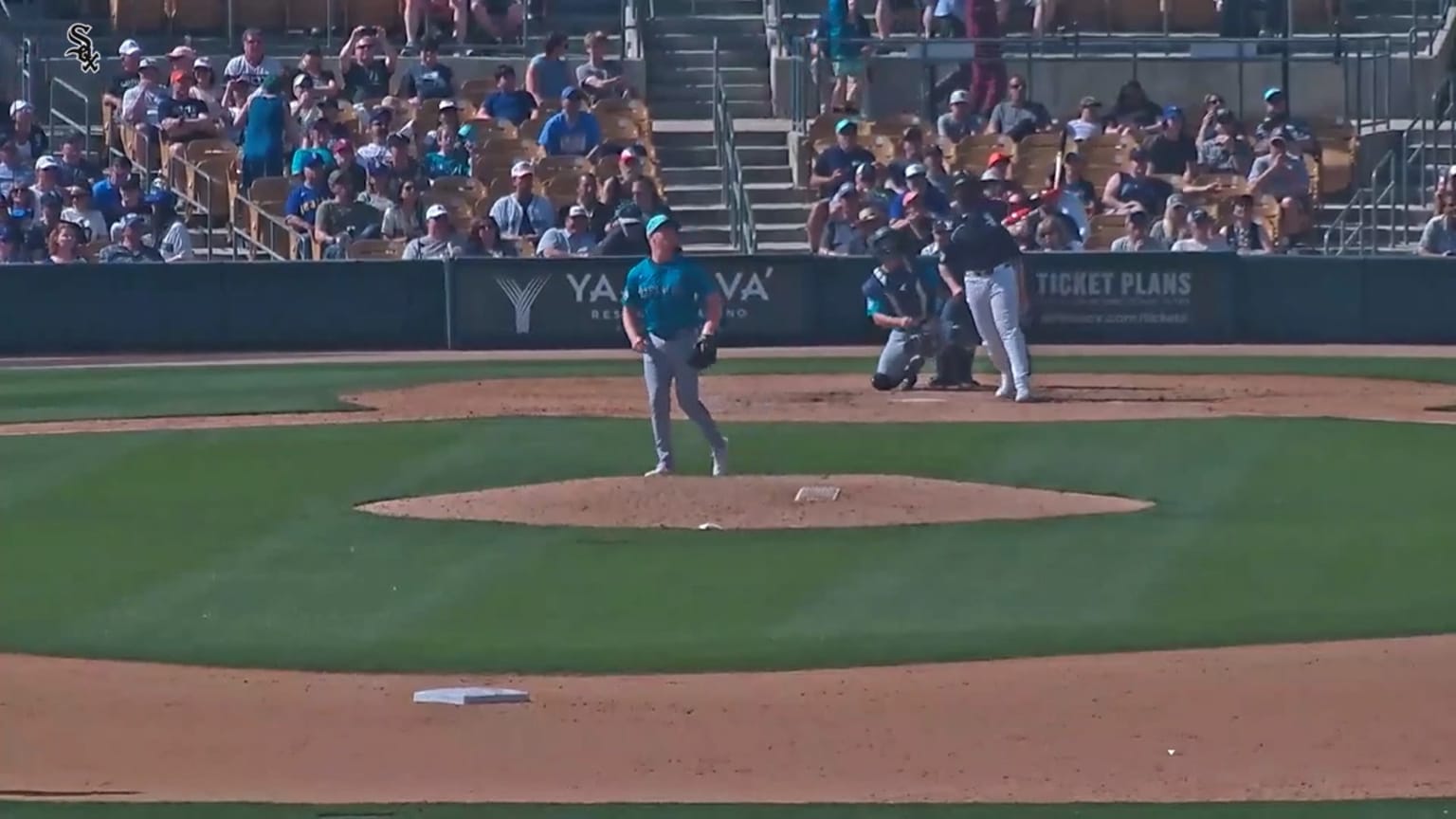 Eloy Jiménez crushes a home run to left field | 03/23/2024 | Chicago ...