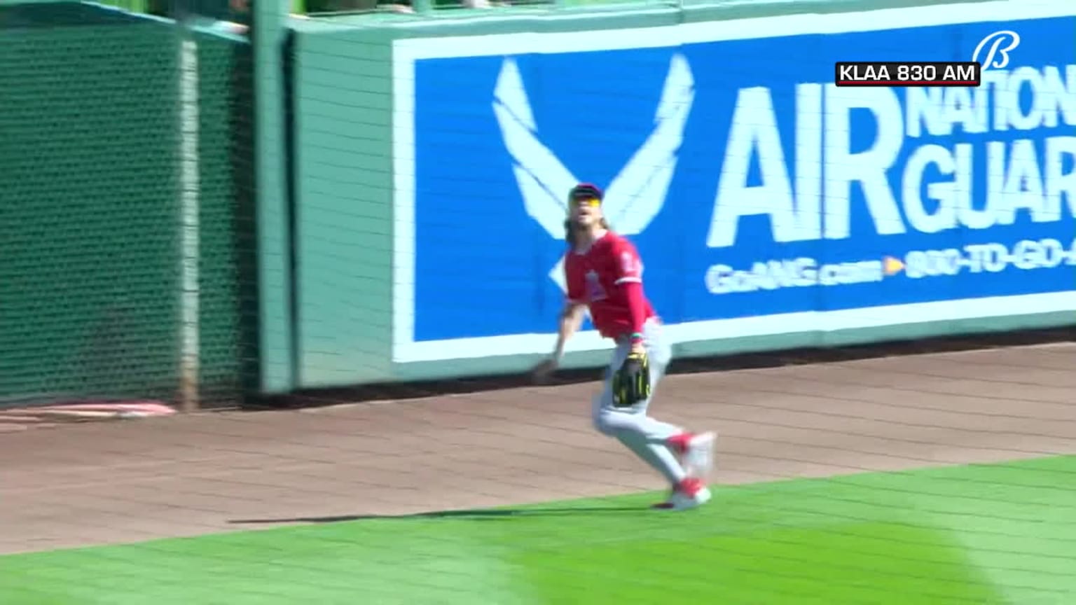 Brett Phillips makes a spectacular catch on the run | 03/12/2023 | Los ...