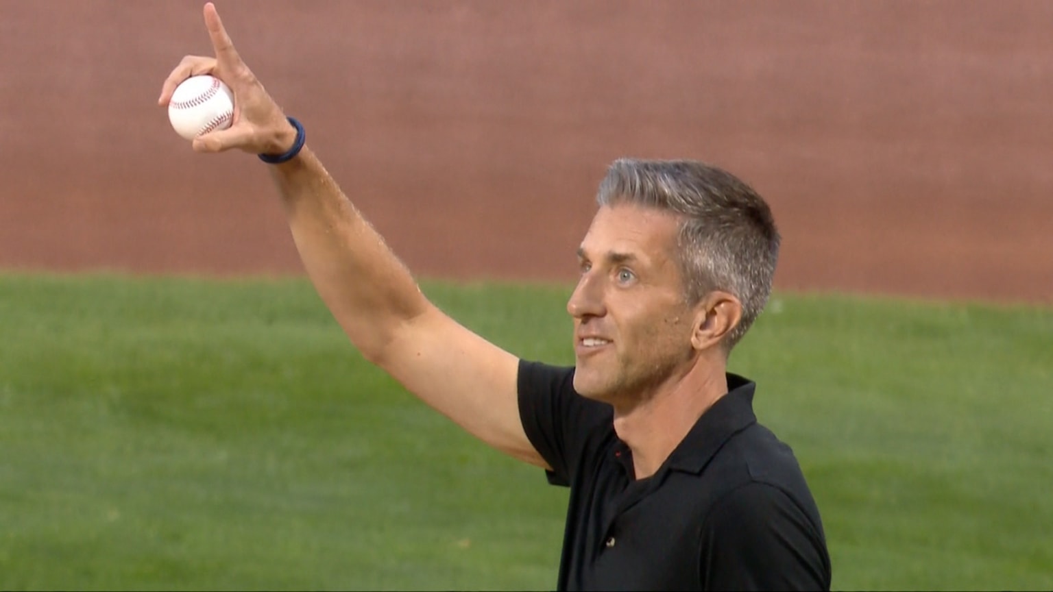 Kevin Burkhardt tosses the first pitch at Citi Field | 09/03/2022 | New ...