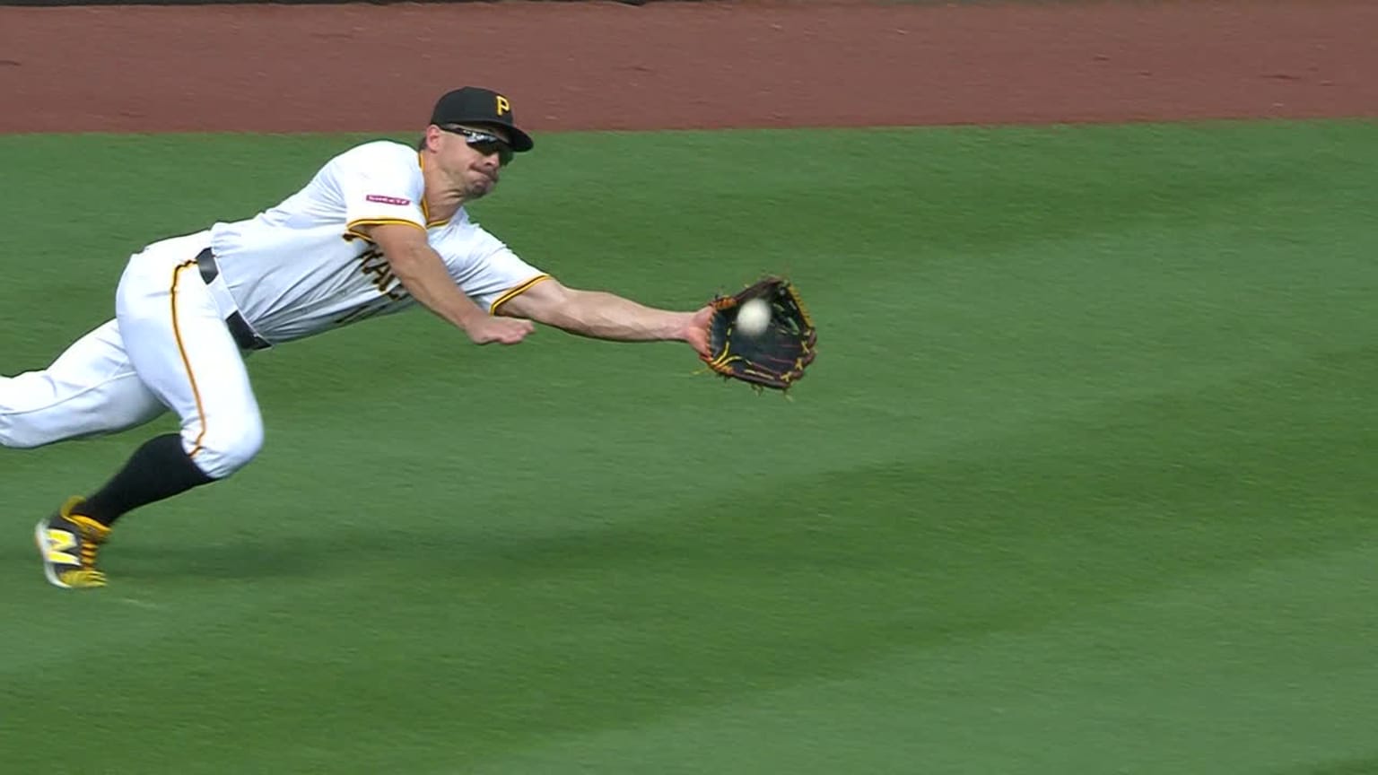 Bryan Reynolds' amazing diving catch | 07/06/2024 | Pittsburgh Pirates