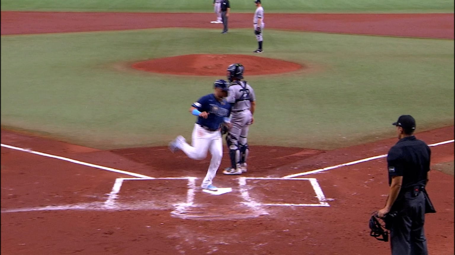 Harold Ramírez lifts a sacrifice fly to center field | 08/26/2023 ...