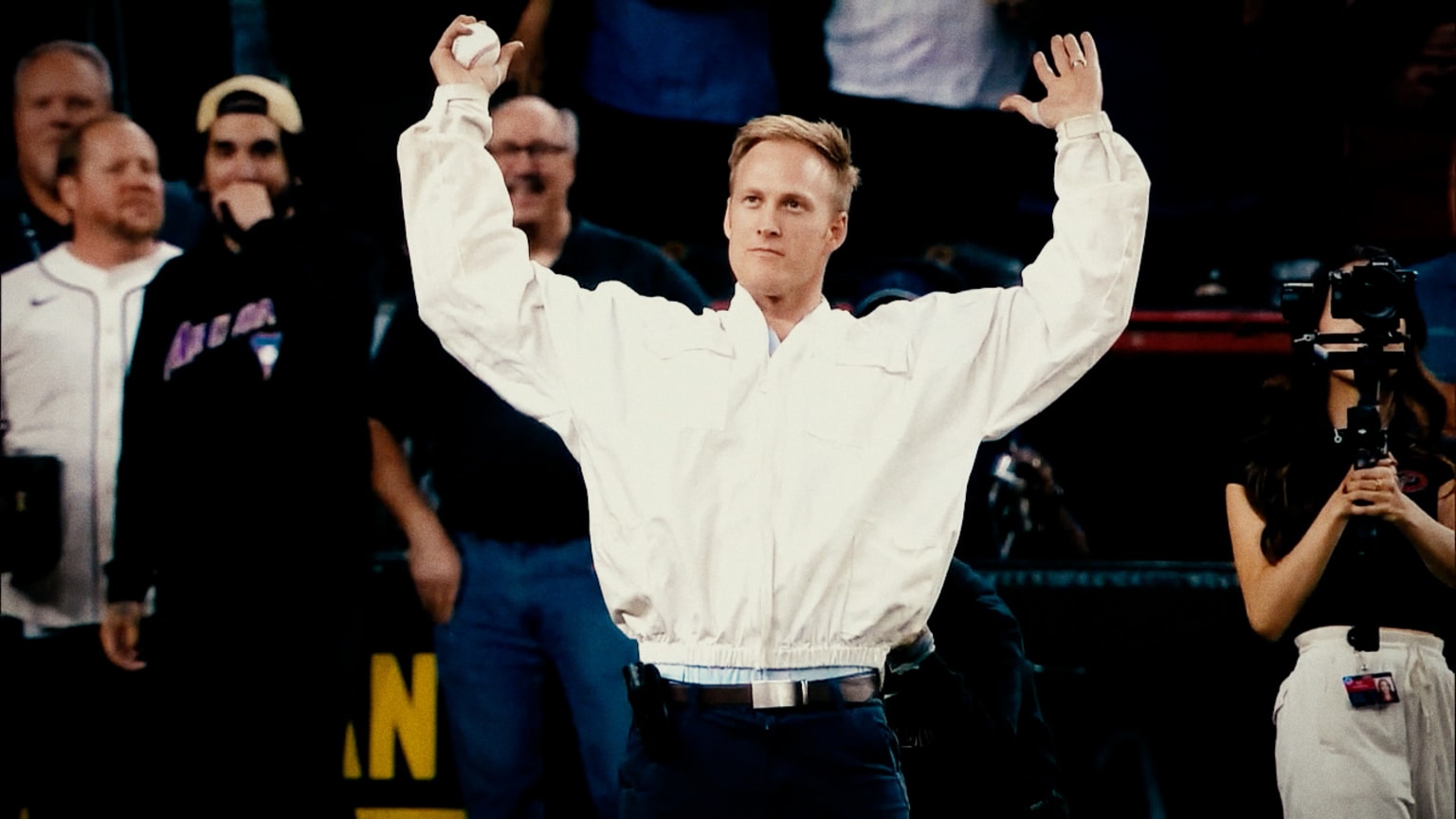 Beekeeper Matt Hilton saves the day in Arizona | 05/01/2024 | Arizona Diamondbacks