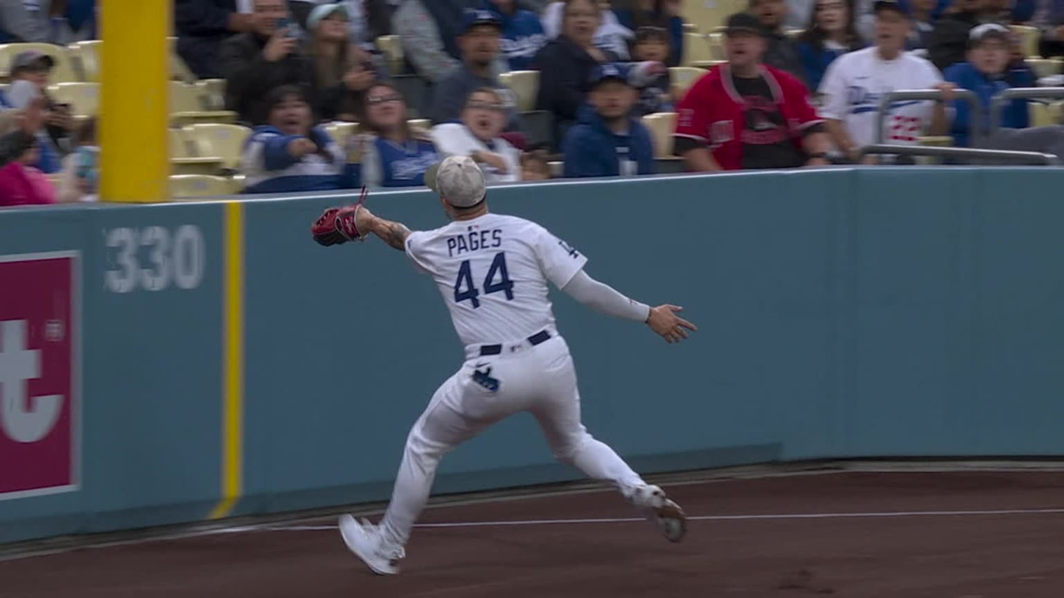 Andy Pages' great catch near the wall | 05/18/2025 | Los Angeles Dodgers