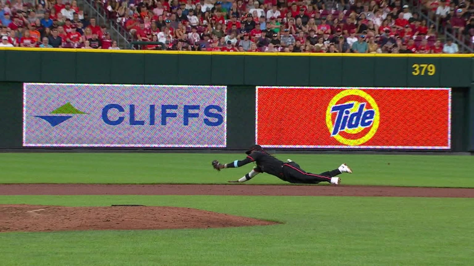 Elly De La Cruz's diving catch | 07/05/2024 | Cincinnati Reds