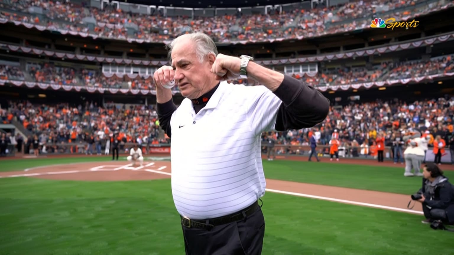 Giants legend Mike Murphy throws out the first pitch | 04/07/2023 | San ...