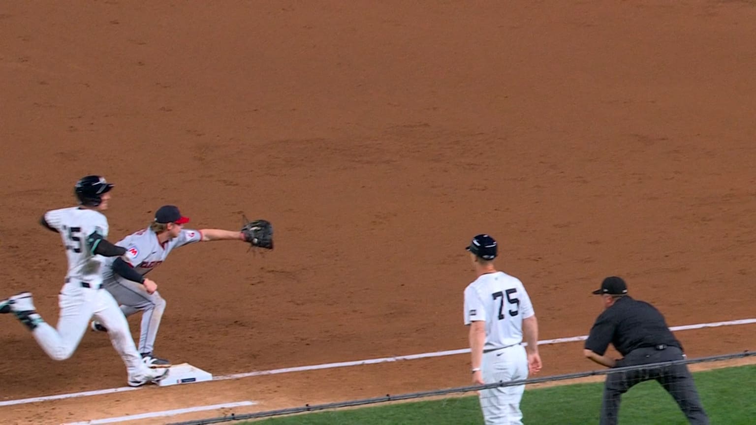 Daniel Schneemann makes diving play after review | 06/04/2025 ...