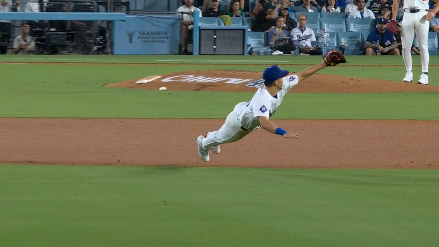 Tommy Edman's diving play | 08/20/2024 | Los Angeles Dodgers