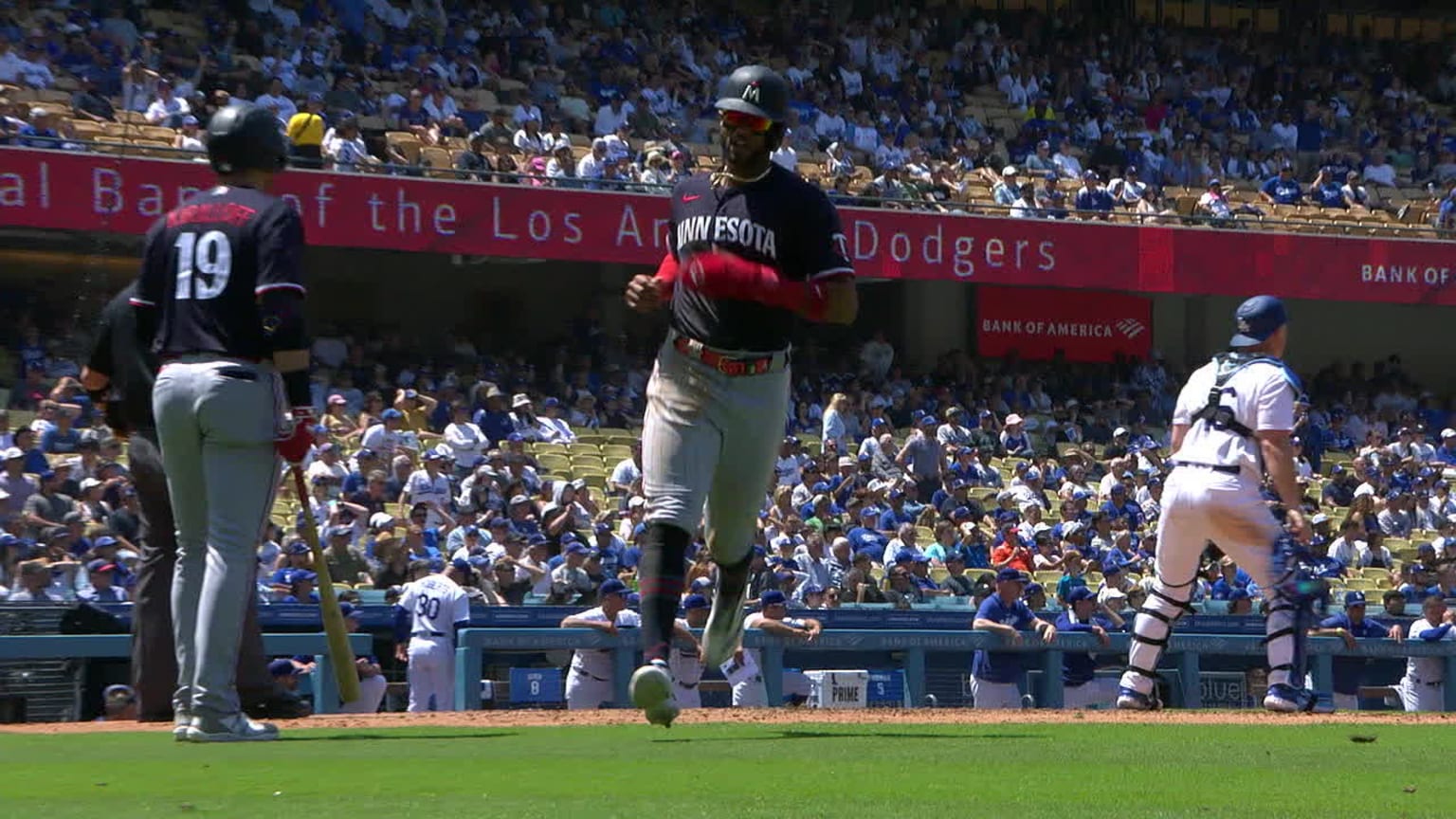 Willi Castro se roba la 3B y anota por error en tiro | 17/05/2023 | Lasmayores.com