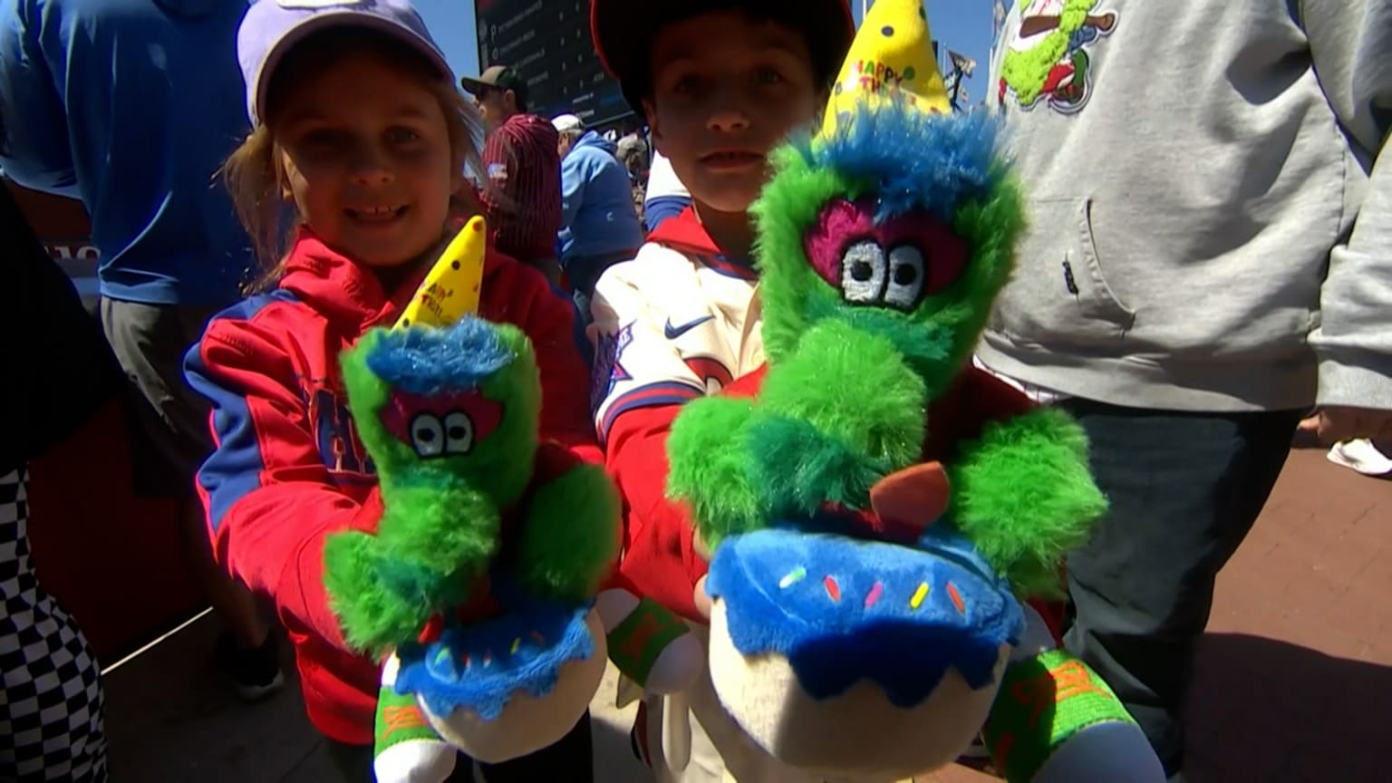 Fans celebrate the Phillie Phanatic's birthday | 04/12/2026 ...