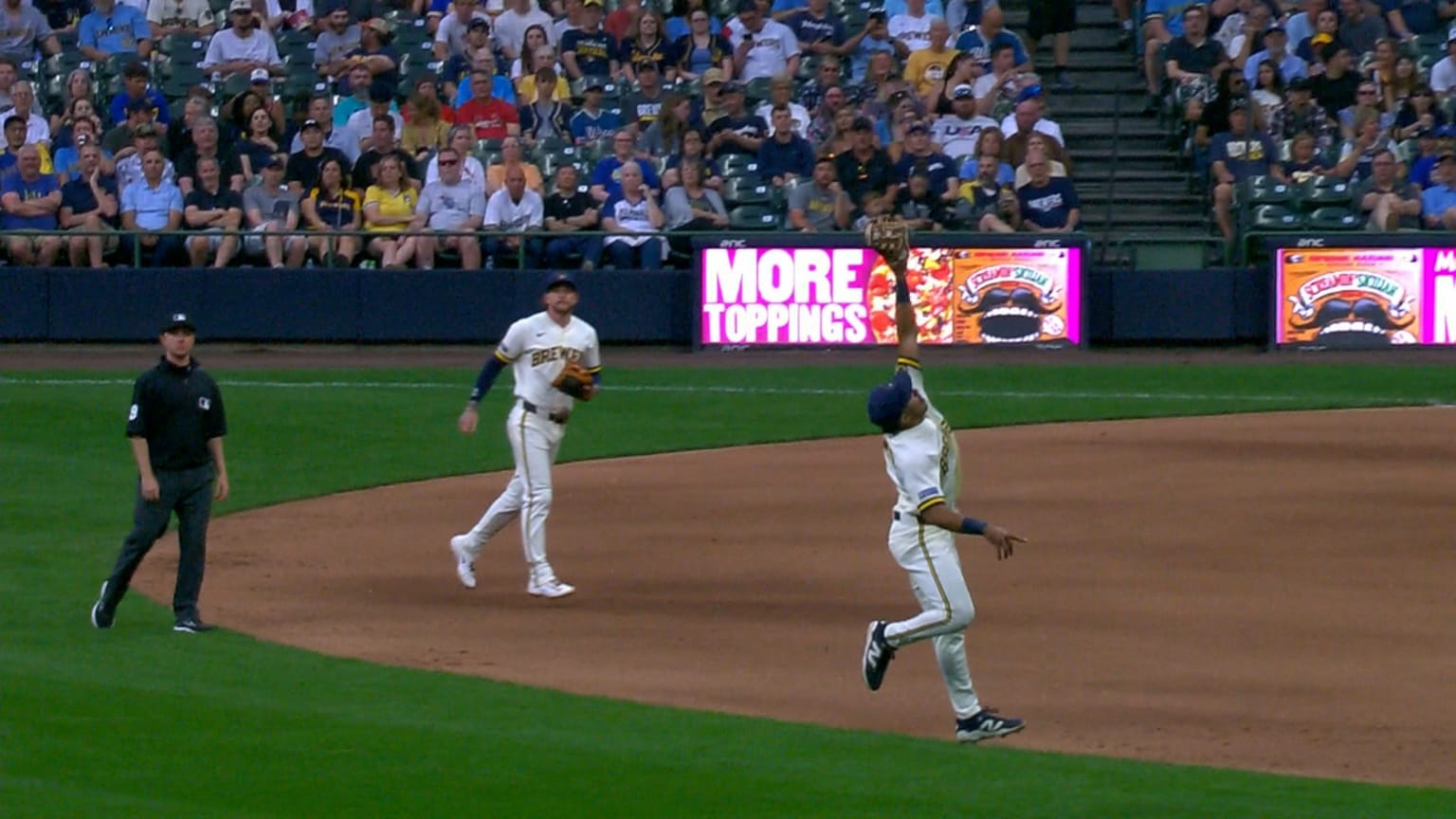 David Hamilton's turn-around leaping catch | 05/26/2026 | Milwaukee Brewers