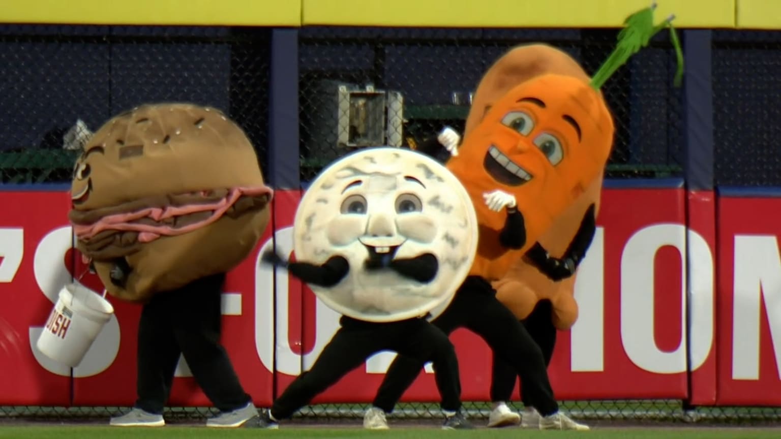 Blue Cheese takes out carrot in intense mascot race | 08/30/2023 | MLB.com