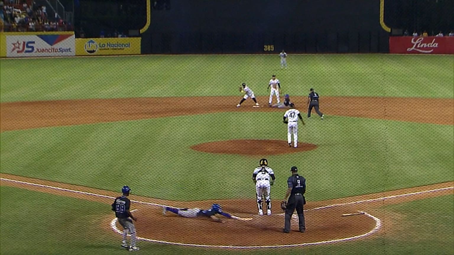 Licey toma la ventaja en la 9na | 15/11/2023 | Lasmayores.com