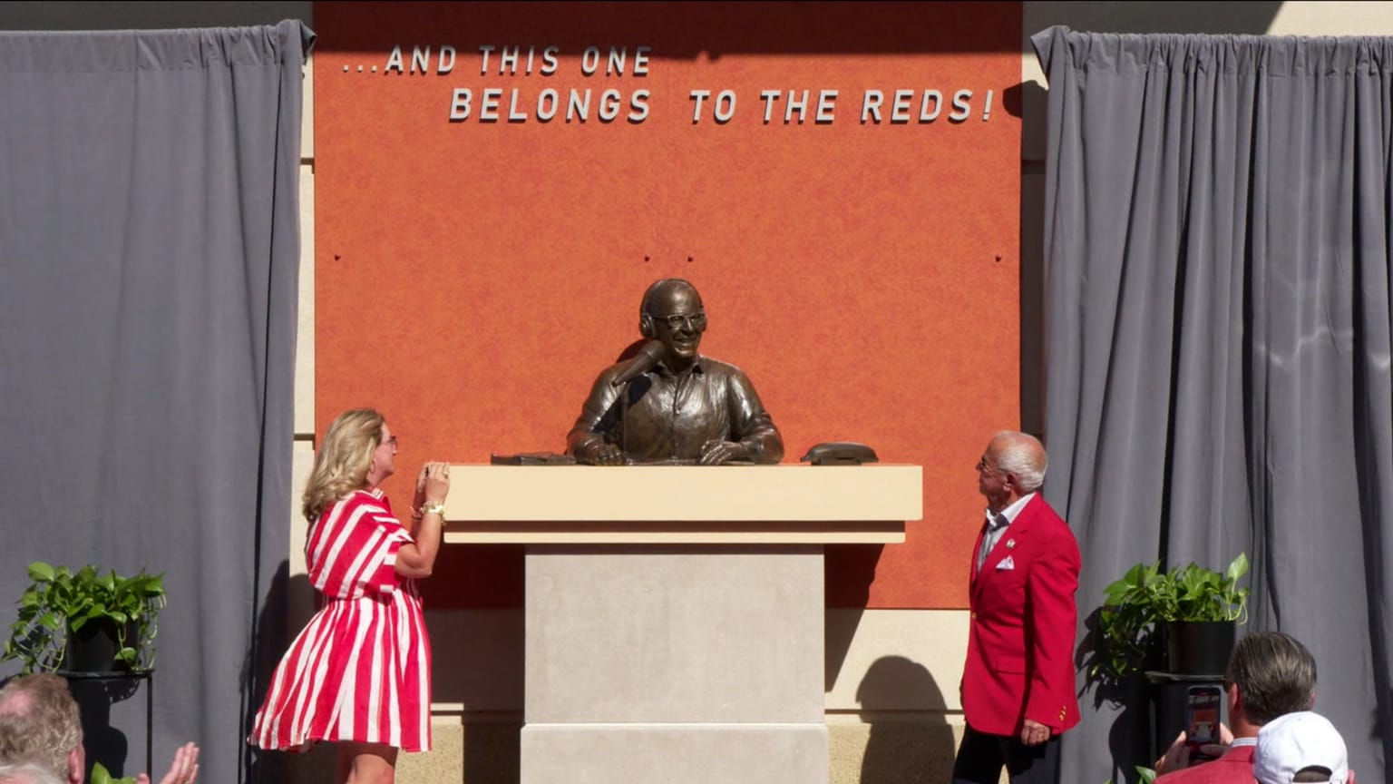 Reds honor Marty Brennaman with statue | 09/06/2025 | Cincinnati Reds