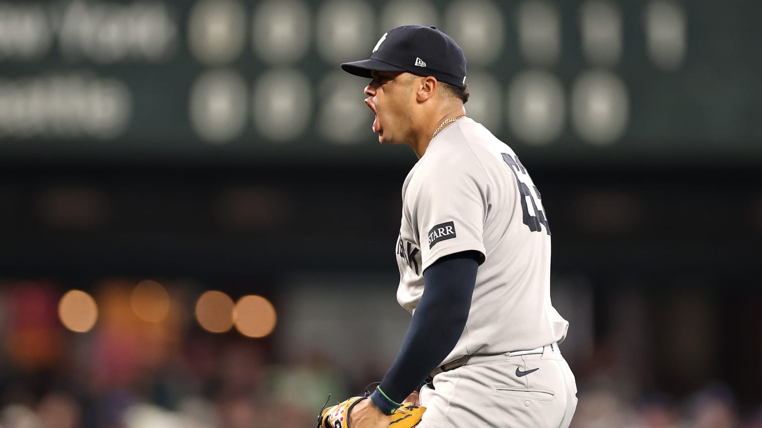 Fernando Cruz induces double play to escape the 8th | 05/14/2025 | New York Yankees