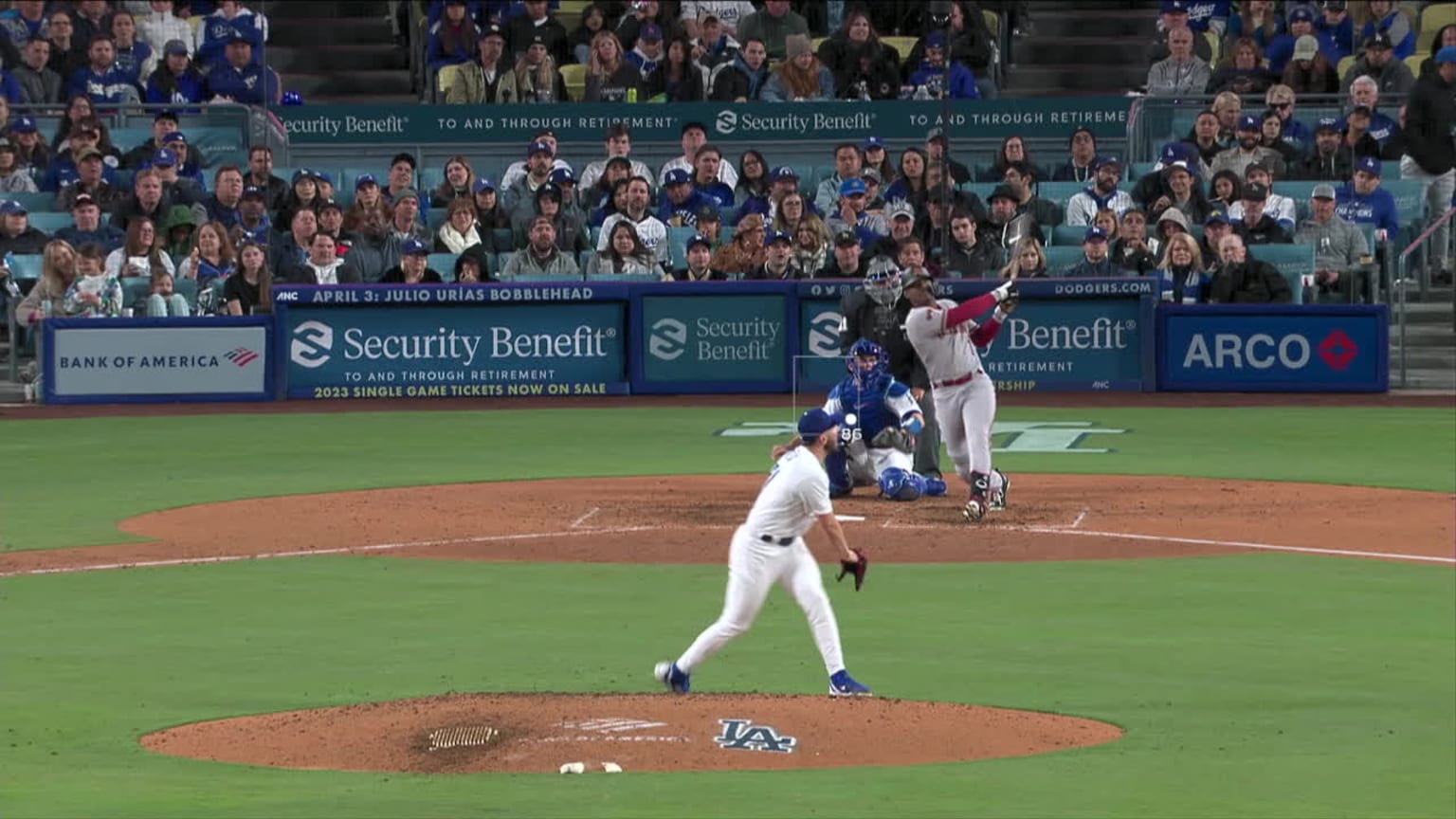 Kyle Lewis belts a go-ahead two-run homer in the 8th | 03/31/2023 | MLB.com