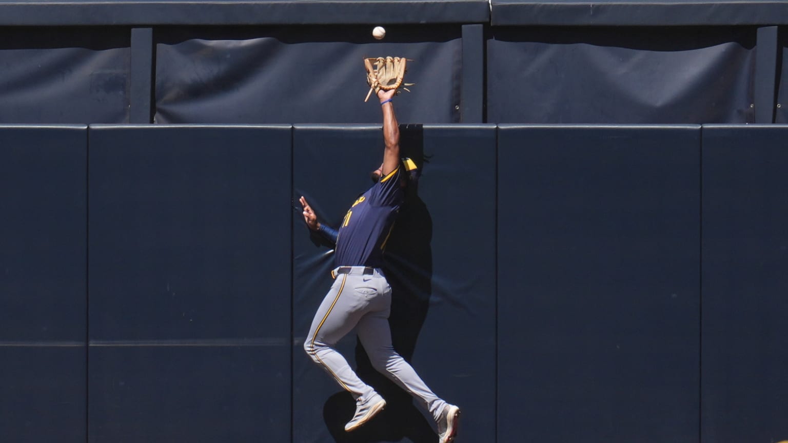 Jackson Chourio's INCREDIBLE home run robbery | 09/24/2025 | MLB.com