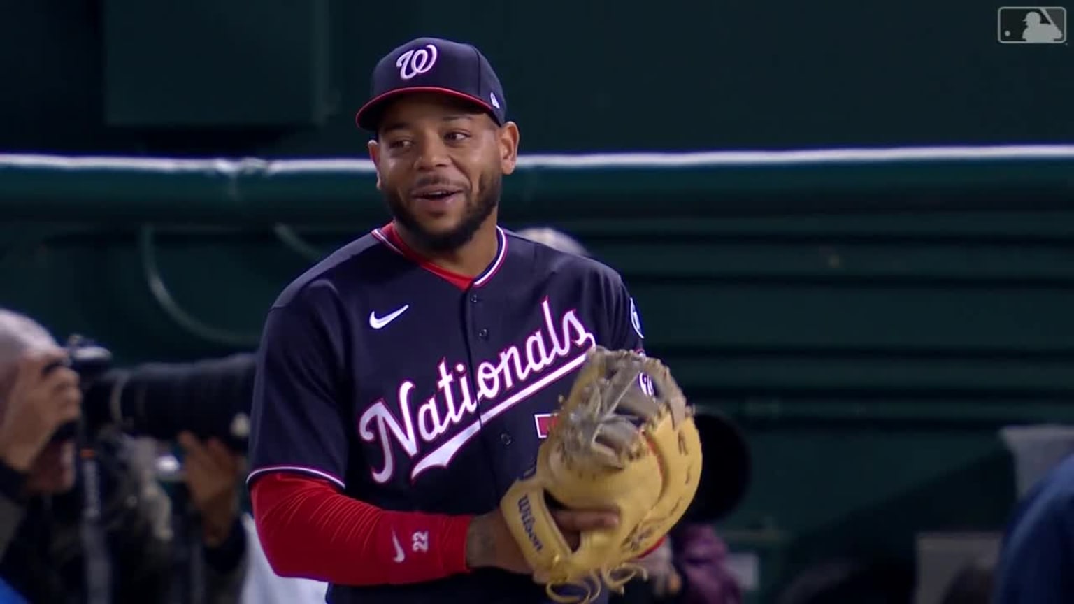 Dom Smith makes a difficult over-the-shoulder catch | 05/01/2023 ...