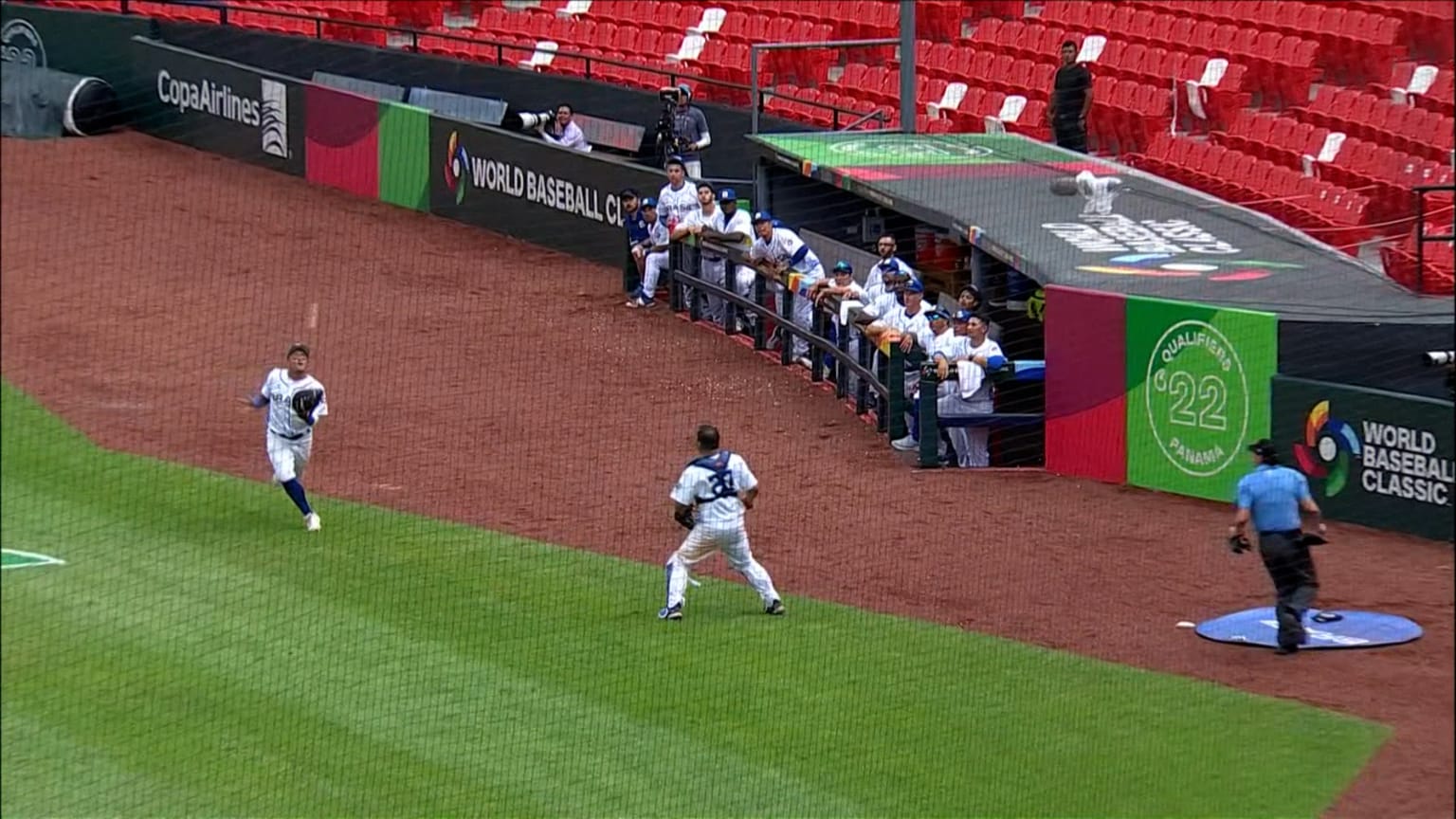 Christian Lopes reaches out, secures the ball | 09/30/2022 | MLB.com