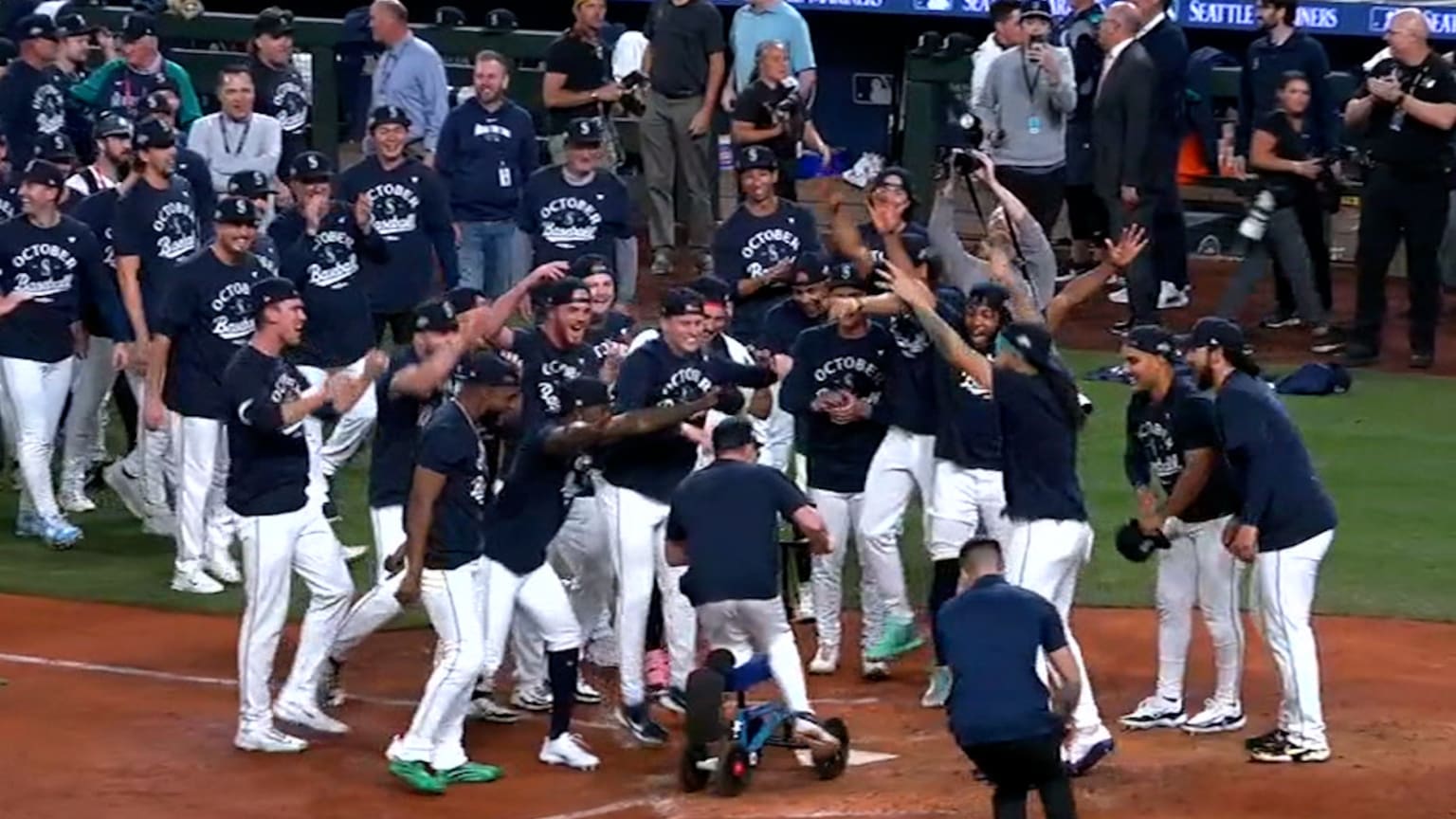 Trent Thornton celebrates Mariners' clinch on scooter | 09/23/2025 ...