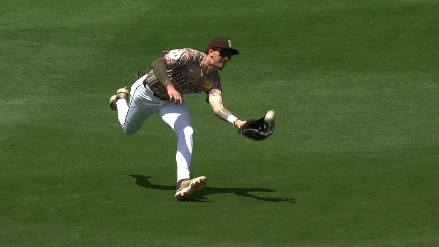 Jackson Merrill's tumbling catch | 05/26/2024 | San Diego Padres