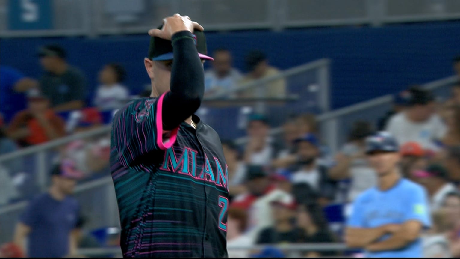 Janson Junk exits game after apparent injury | 08/23/2025 | Miami Marlins