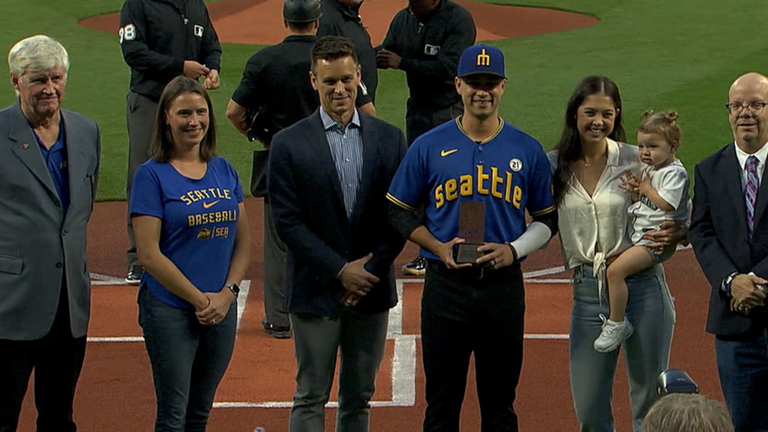 Monica Gonzales joins the Mariners' broadcast booth | 09/15/2023 ...