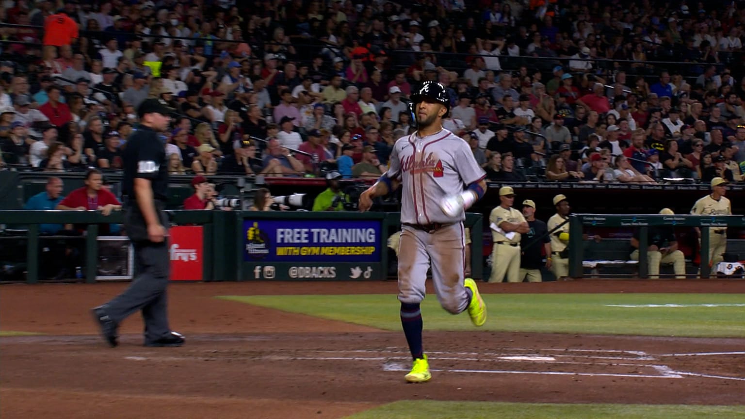 Eddie Rosario scores off fielding error | 07/09/2024 | MLB.com