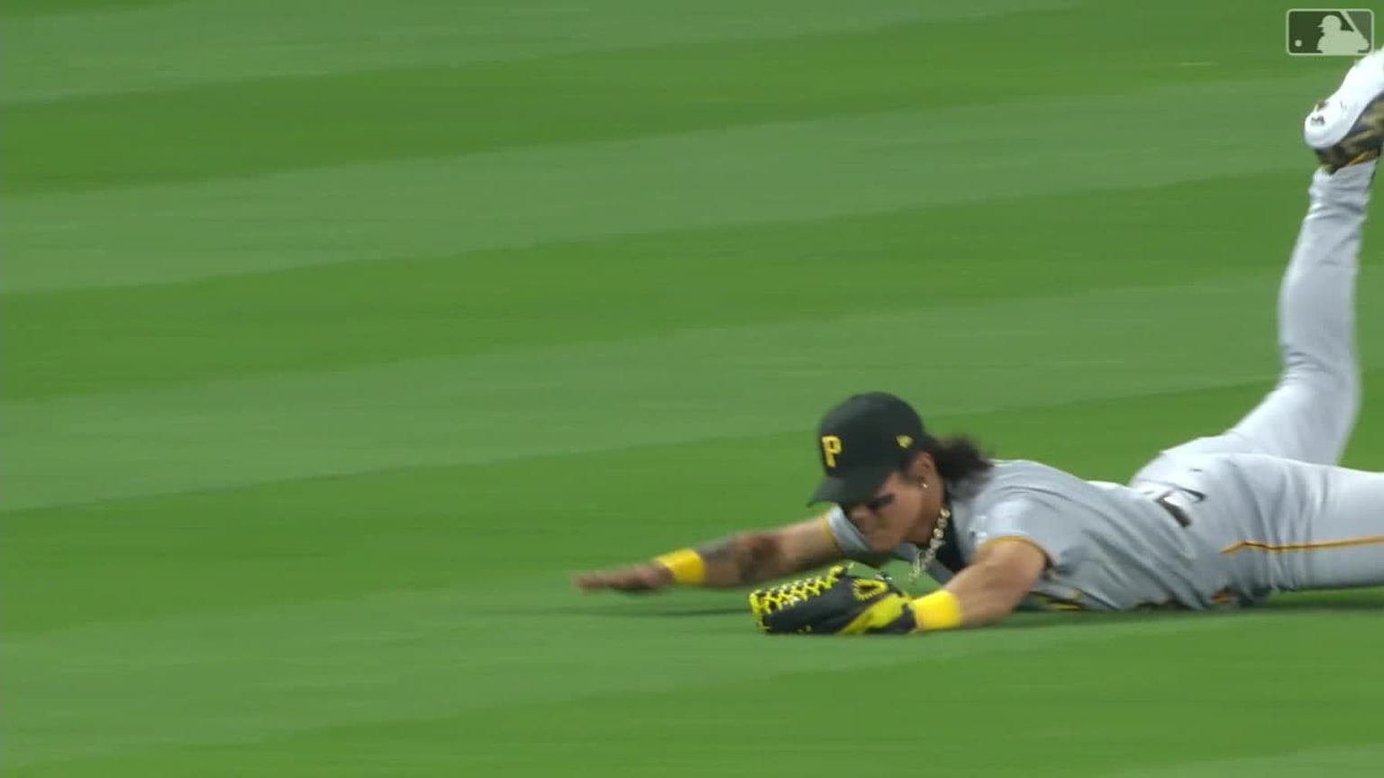 Ji Hwan Bae makes a diving catch in shallow center | 04/13/2023 ...