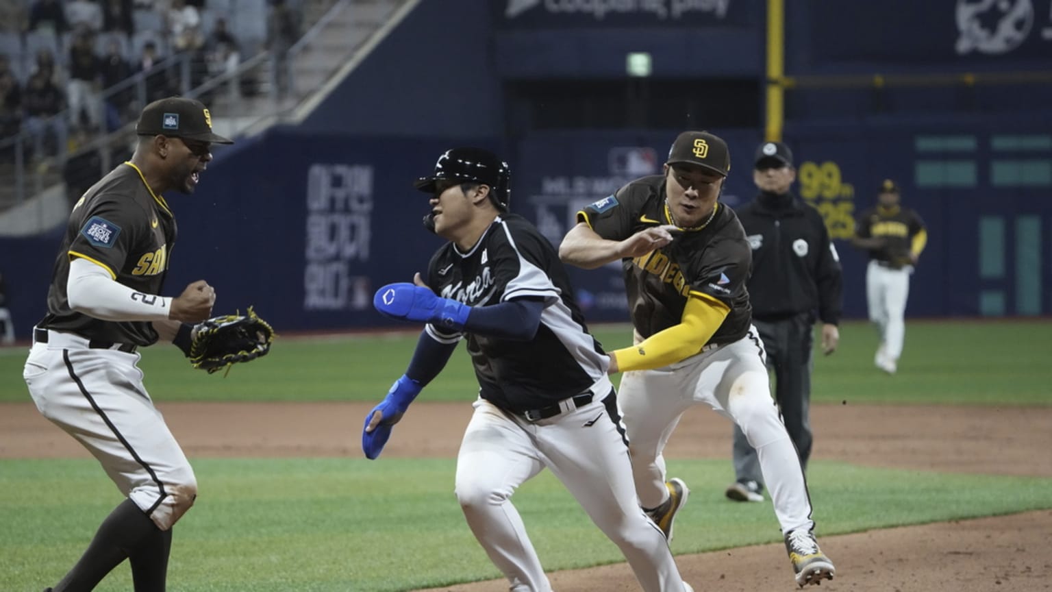 Padres turn a great double play to end the game | 03/17/2024 | San ...
