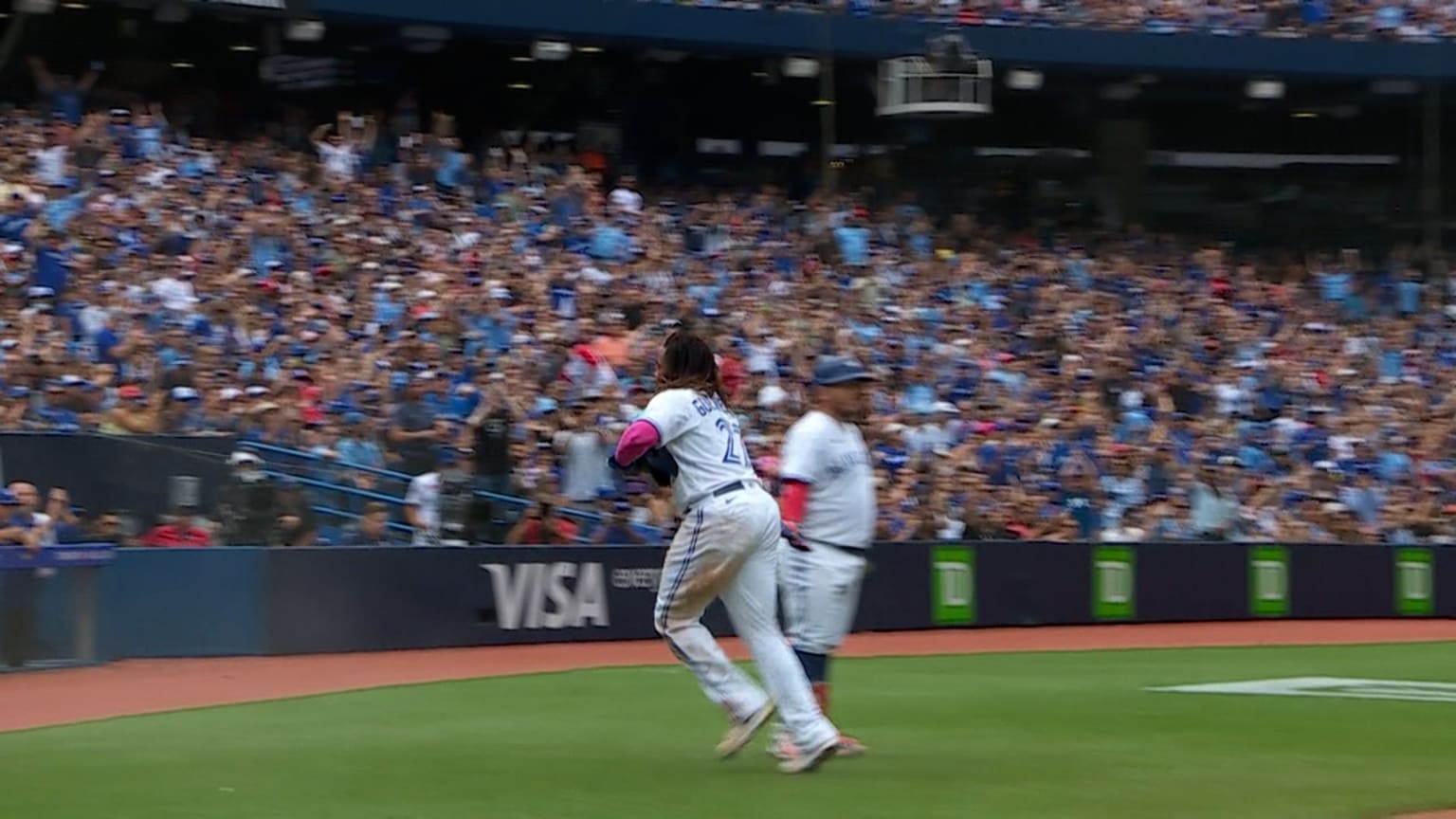 Vladimir Guerrero Jr. scores on wild pitch in the 6th | 09/10/2023 ...