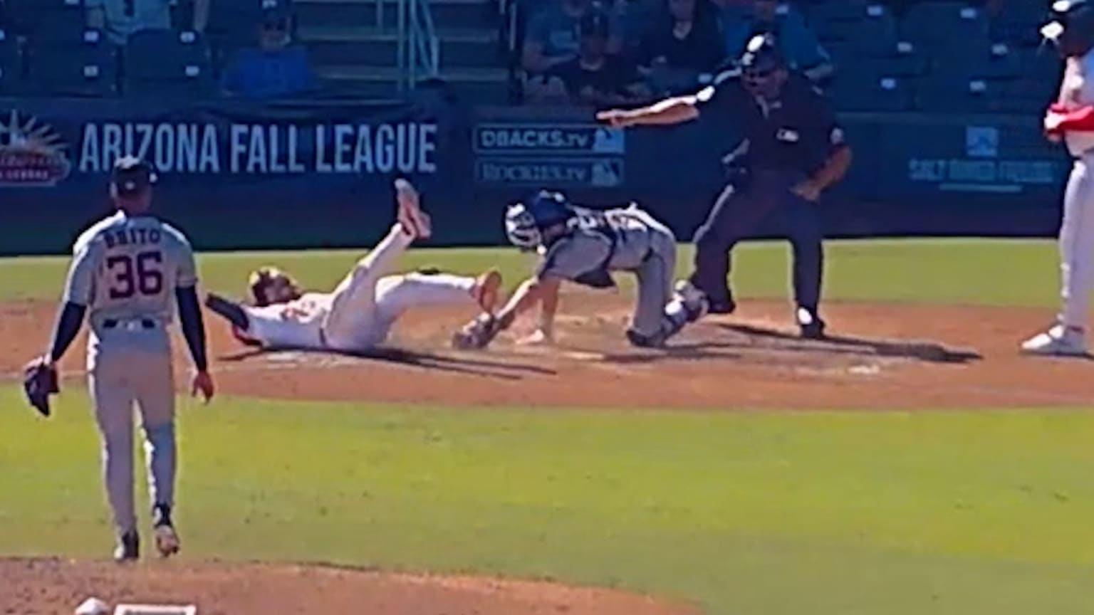 David Mershon steals home to tie the game | 10/24/2025 | MLB.com