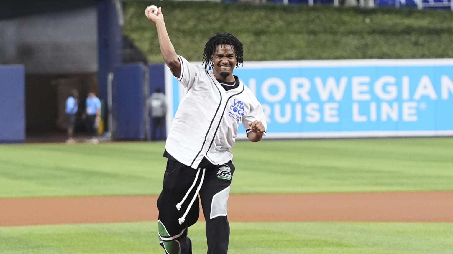 Jaylen Waddle tosses out the first pitch | 05/30/2025 | Miami Marlins