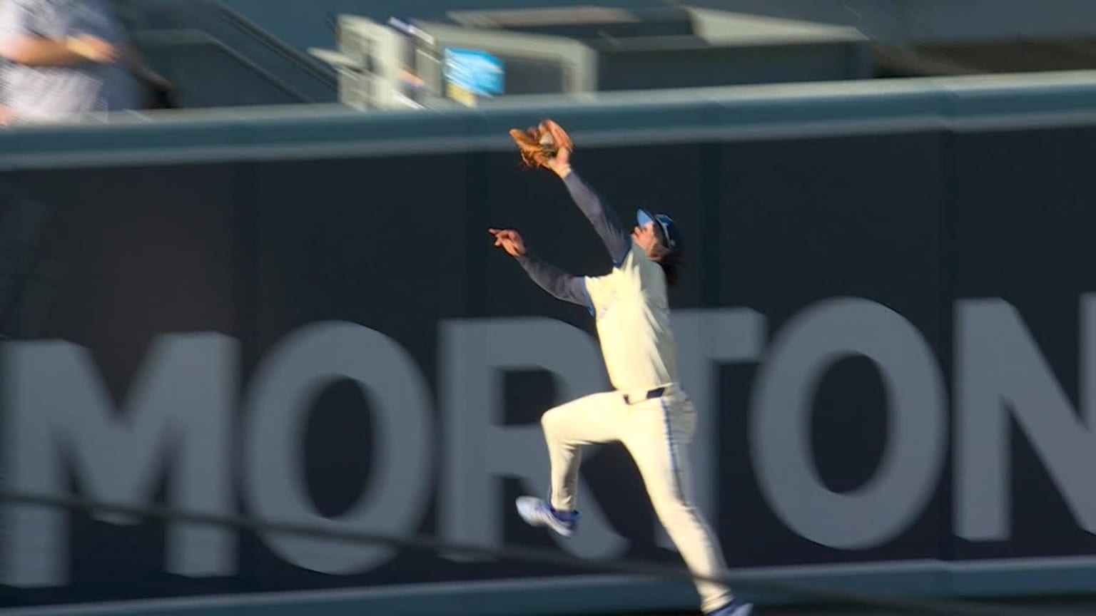 James Outman's incredible leaping catch at the wall | 07/20/2024 | MLB.com
