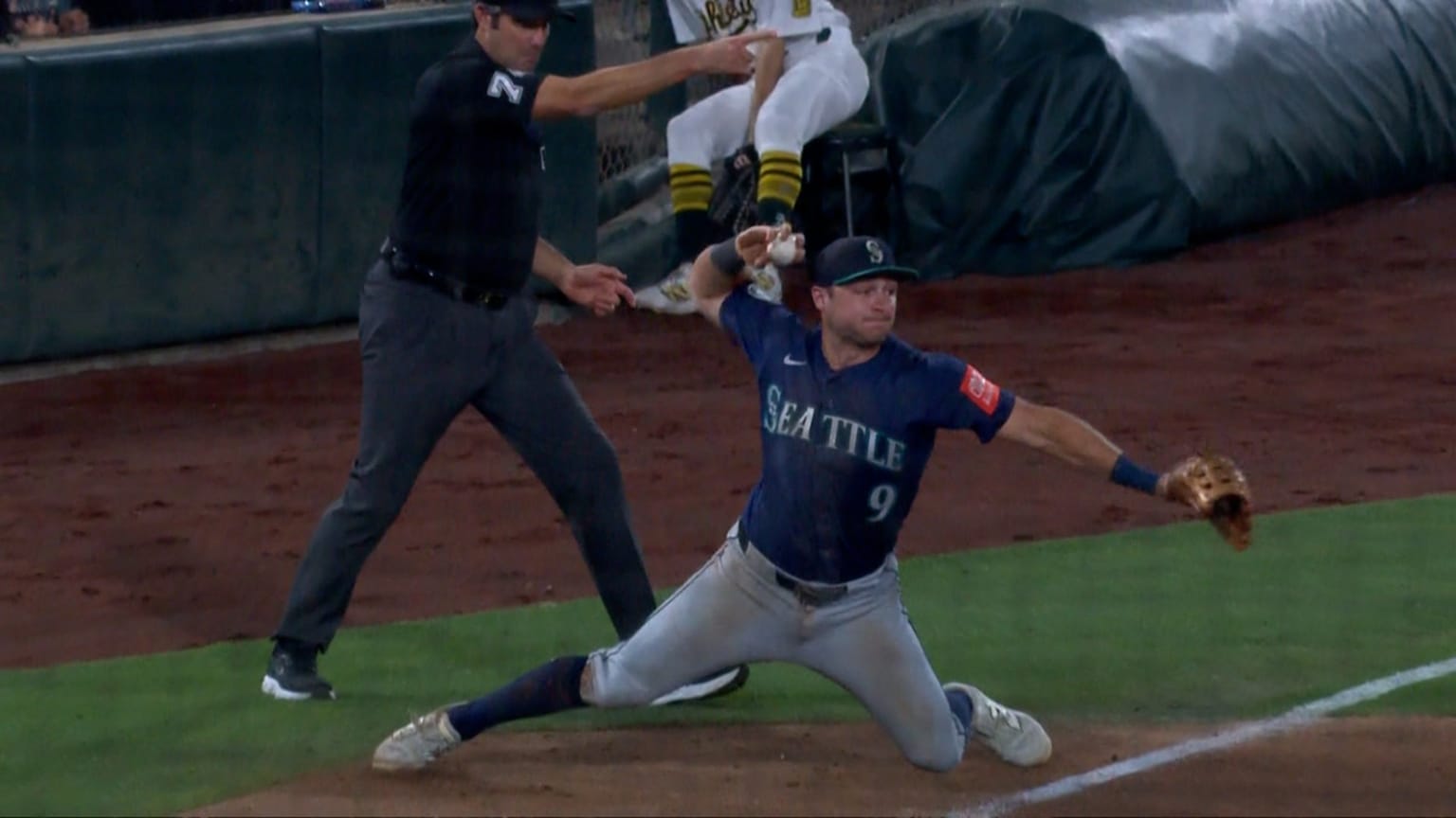 Ben Williamson gets the out at third | 07/28/2025 | Seattle Mariners