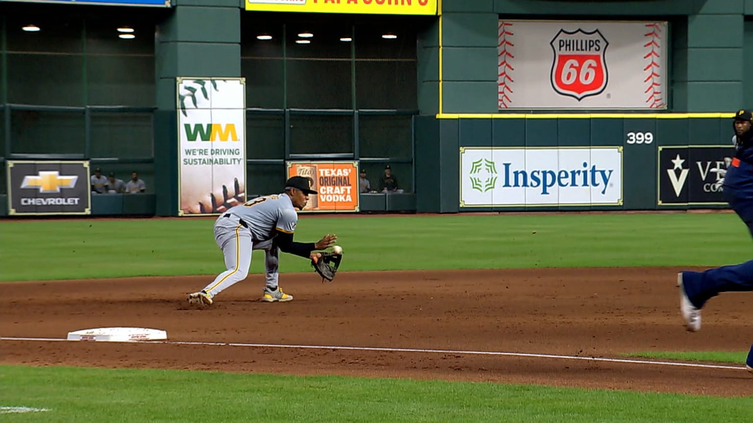 Two runs score on a fielding error | 07/29/2024 | Houston Astros