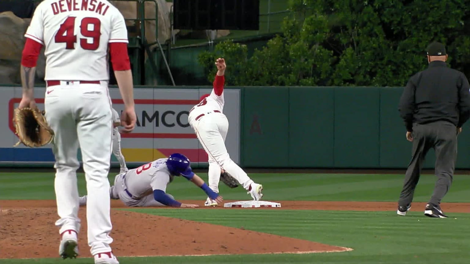 Zach Neto turns a double play to end the 7th | 06/06/2023 | Los Angeles ...