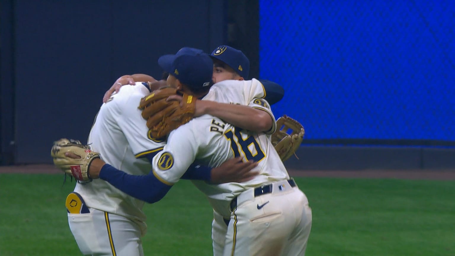Thyago Vieira secures the save in the 9th | 04/07/2024 | Milwaukee Brewers