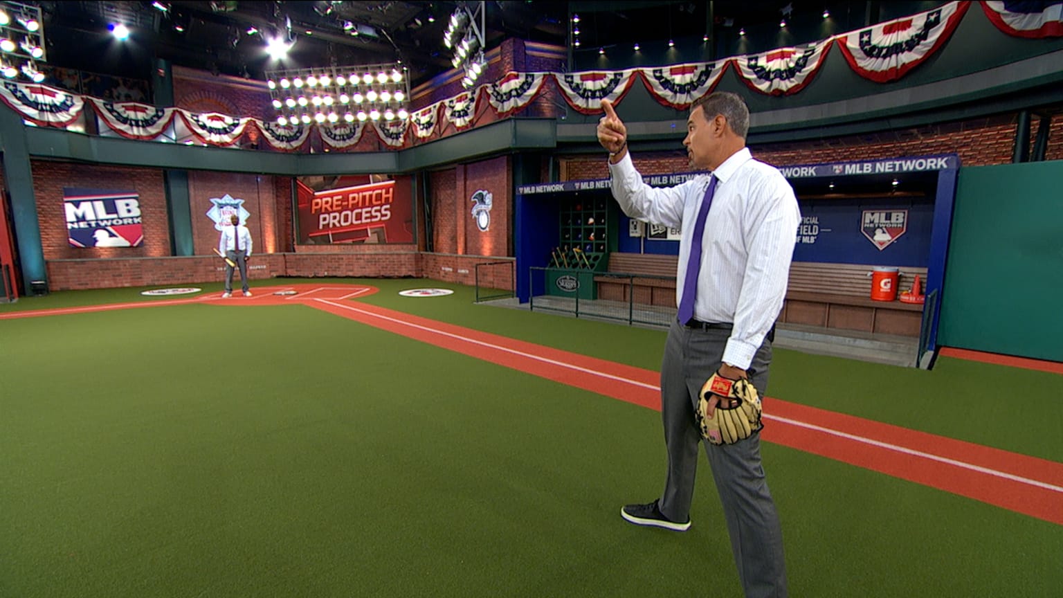 How to properly position yourself for a bunt attempt | 08/08/2023 | Seattle Mariners