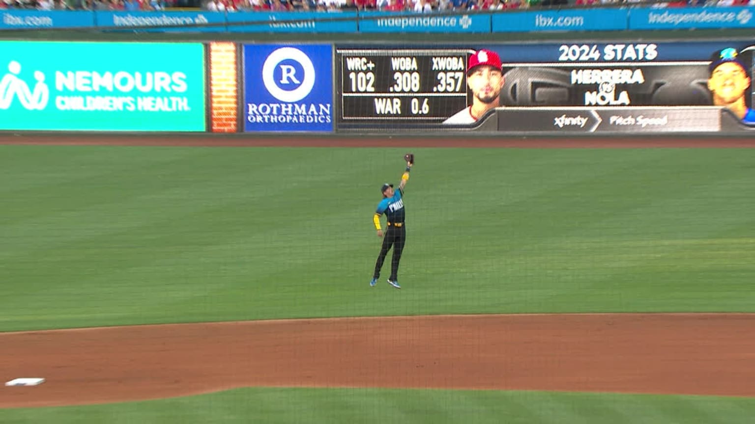 Bryson Stott's jumping catch | 05/31/2024 | Philadelphia Phillies