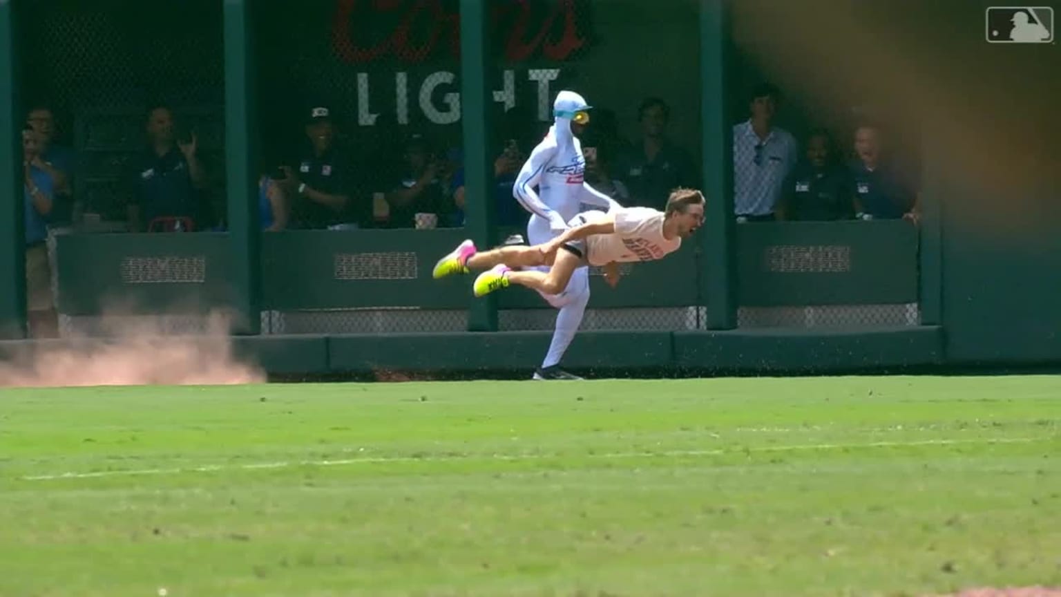 Fan falls down inches away from beating the Freeze | 07/20/2023 ...