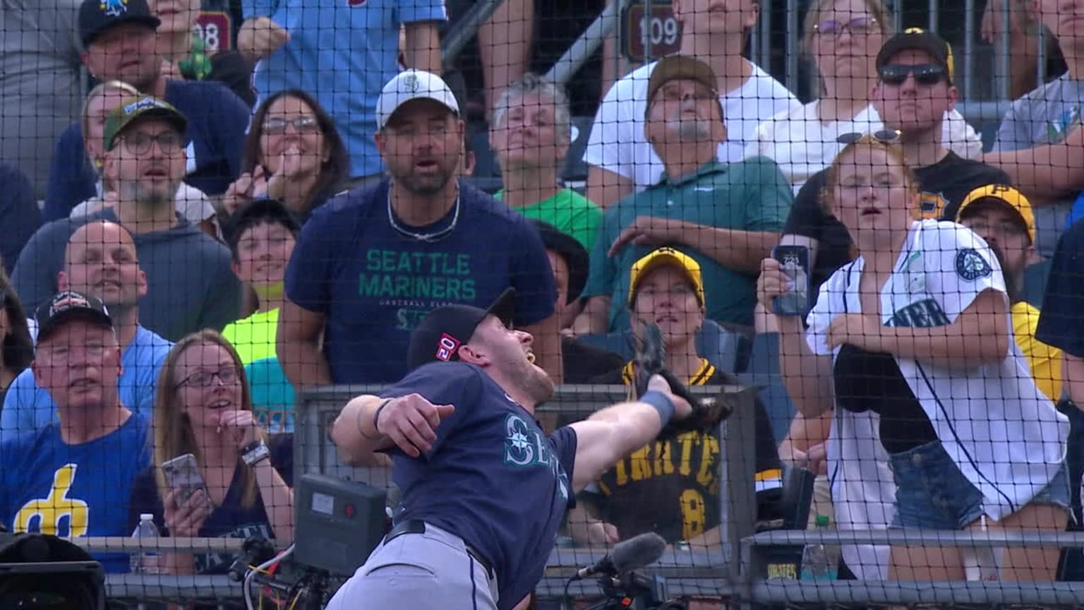 Luke Raley's nice catch in foul territory | 08/16/2024 | Seattle Mariners