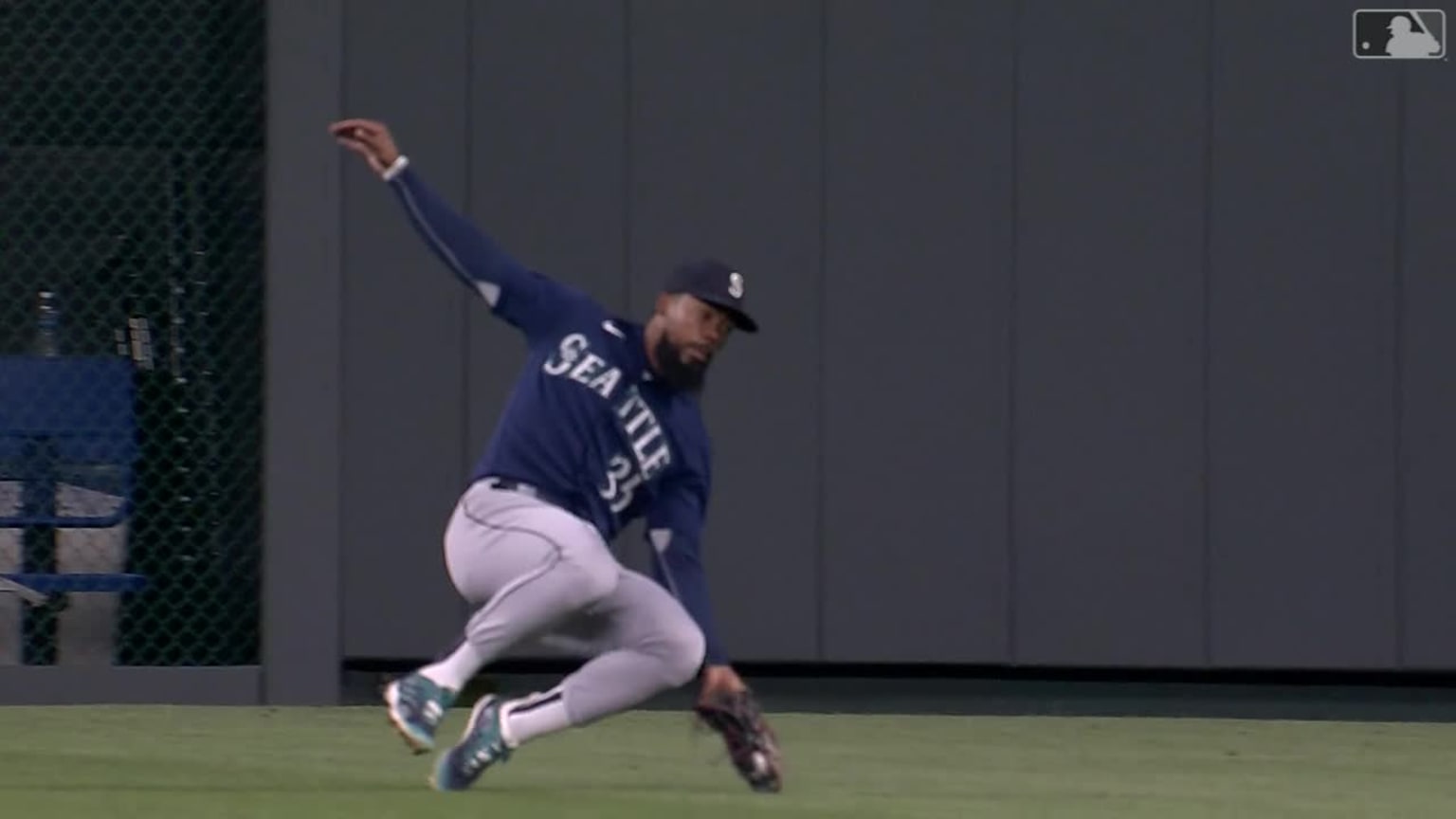 Teoscar Hernández makes an impressive sliding catch | 08/15/2023 ...