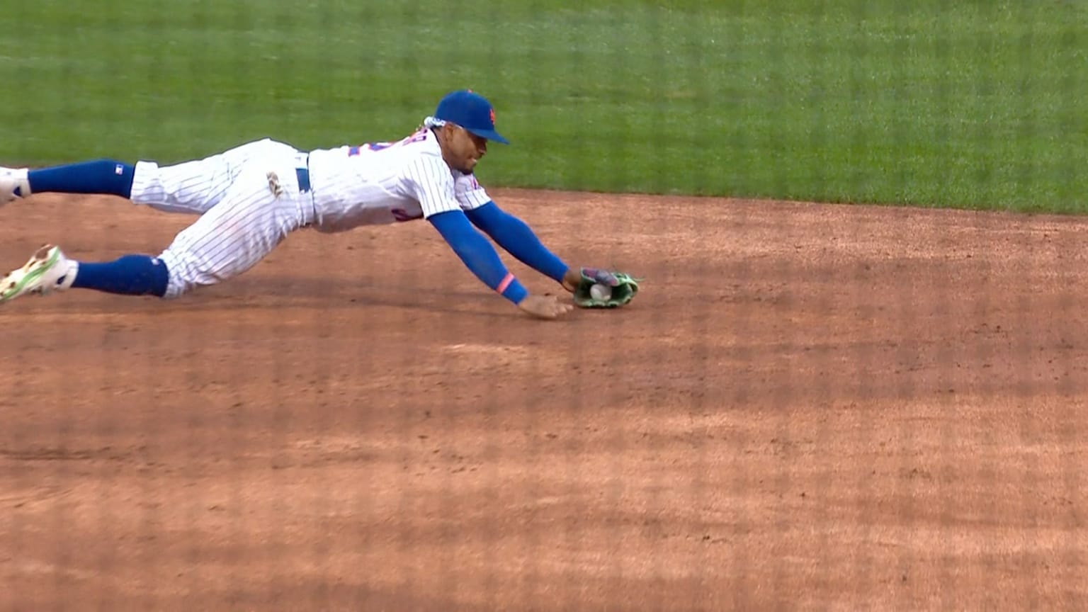 Francisco Lindor lays out to make a diving stop | 10/04/2022 | New York ...