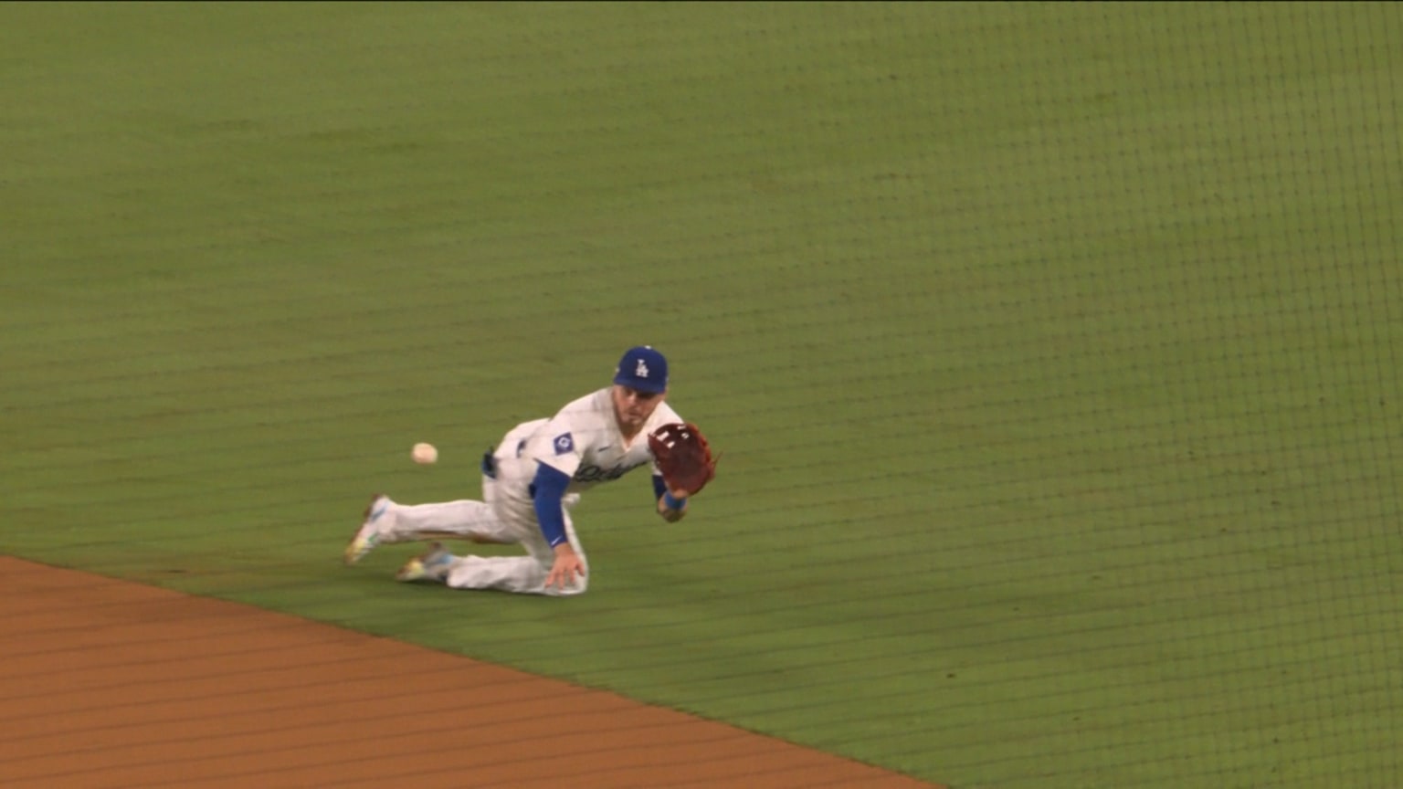 Gavin Lux se lanza para atrapar el lineazo | 05/10/2024 | Los Dodgers ...