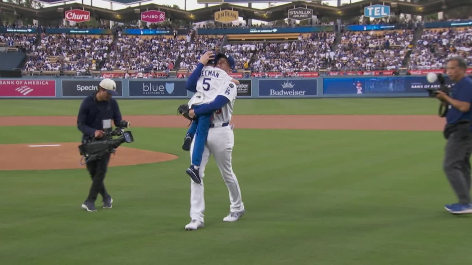 Charlie Freeman throws out the first pitch | 04/11/2025 | MLB.com