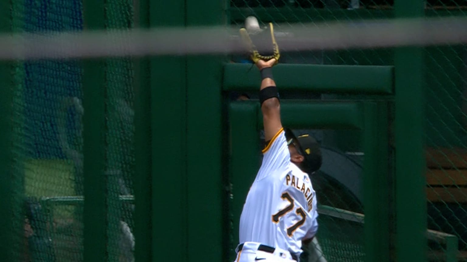 Joshua Palacios brinca y captura la pelota | 21/07/2024 | Los Pirates ...