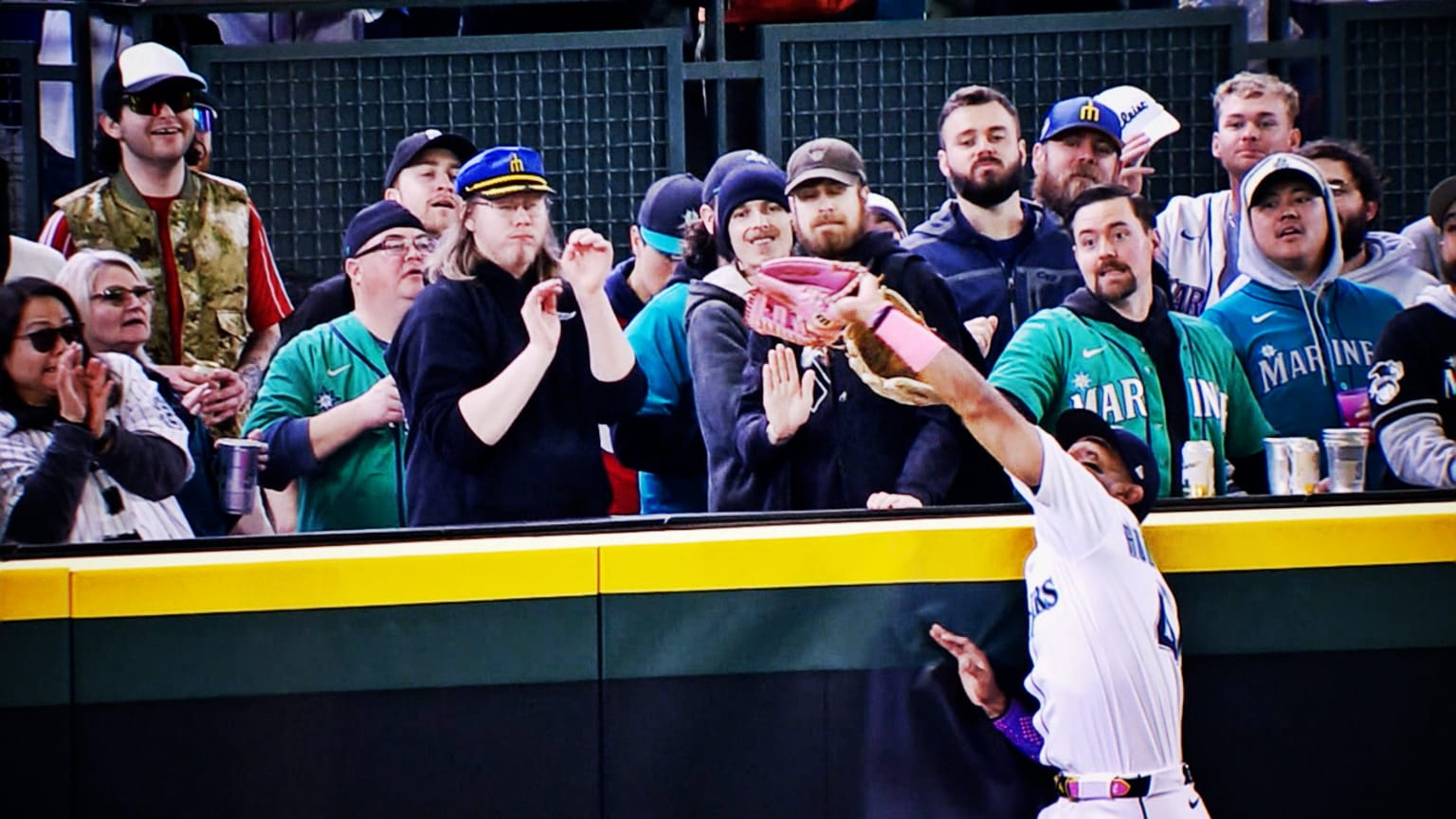 Daily Dash: Buxton's dive, Red Sox rob a home run | 05/15/2025 | MLB.com