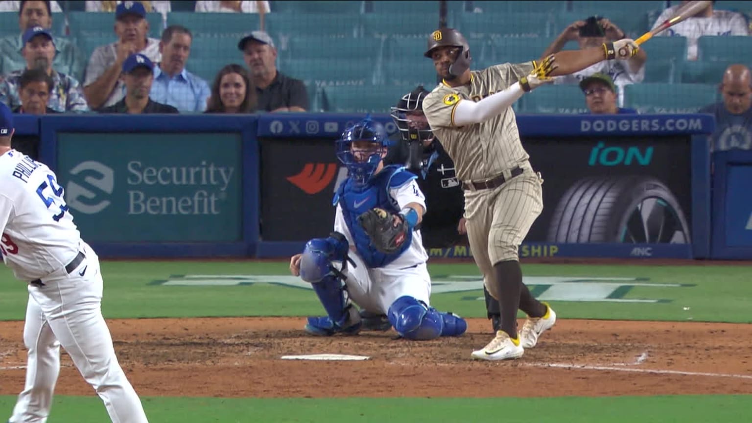 Xander Bogaerts crushes a solo homer to right field | 09/11/2023 | San ...