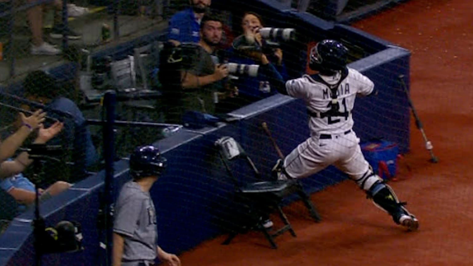 Francisco Mejía goes over the railing for the catch | 09/17/2022 ...
